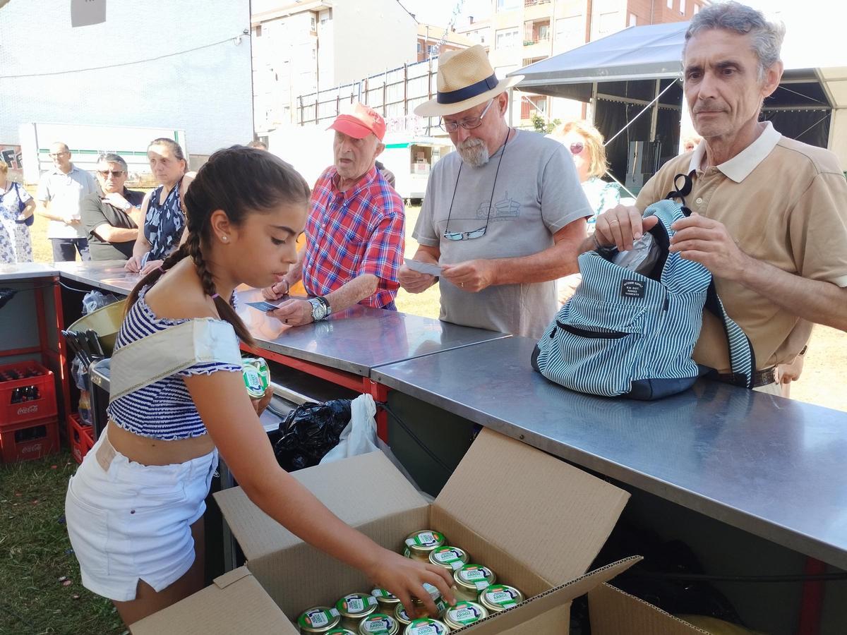 En imágenes: El Berrón reparte mil bollos en las fiestas de San Martín ...