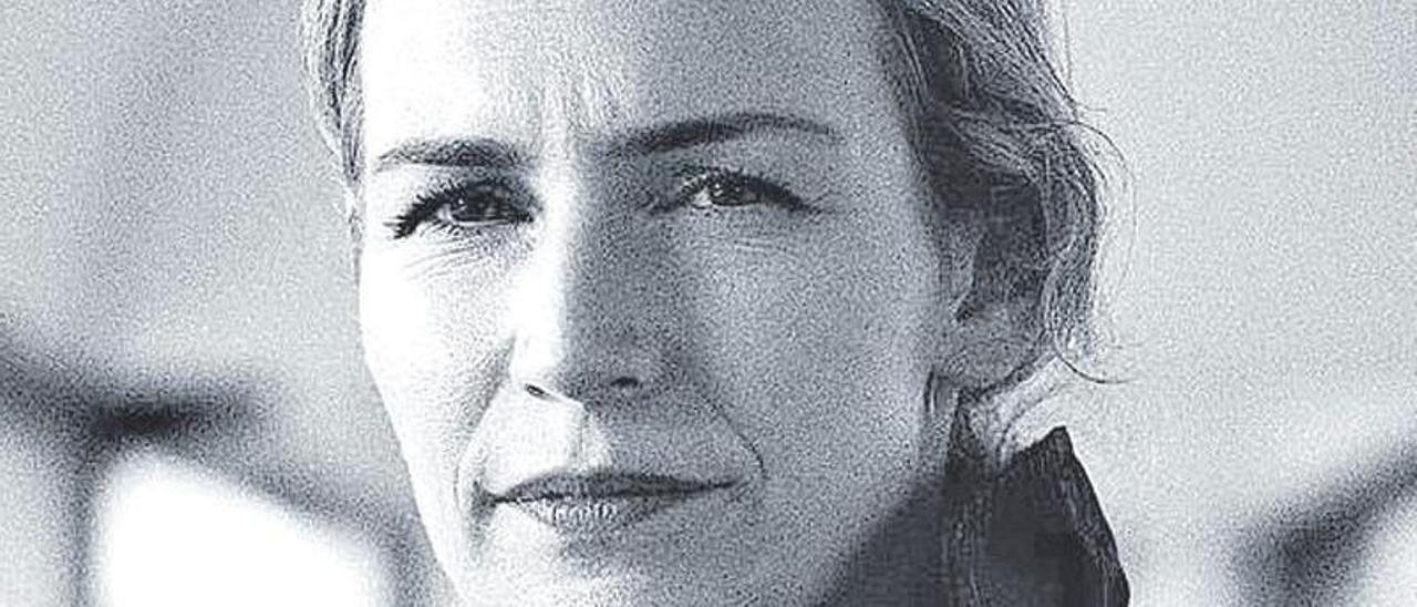 Una rosa dentro de una lata de Coca-Cola