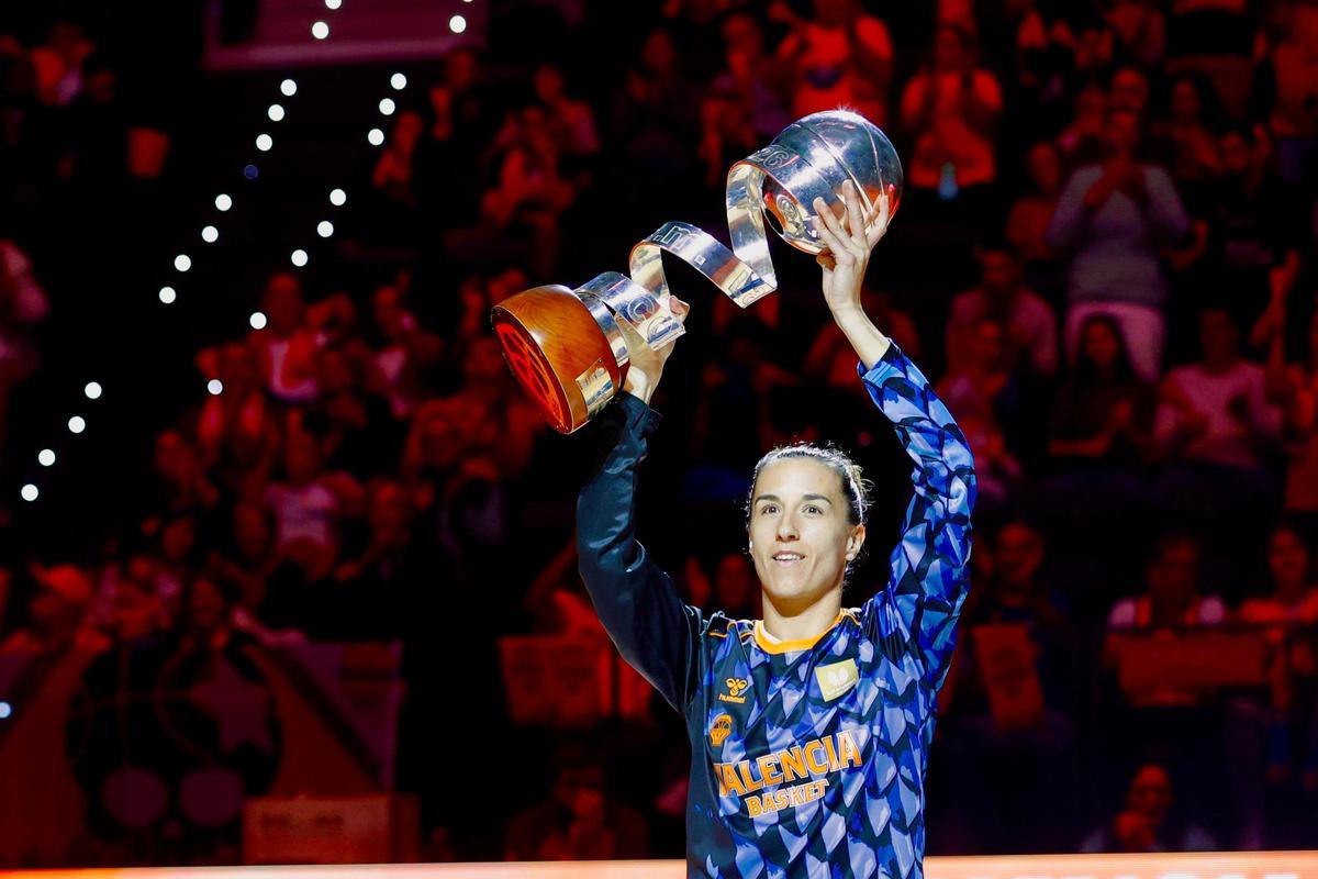 Valencia Basket: La Copa de la Reina luce ya en lo alto del Roig Arena