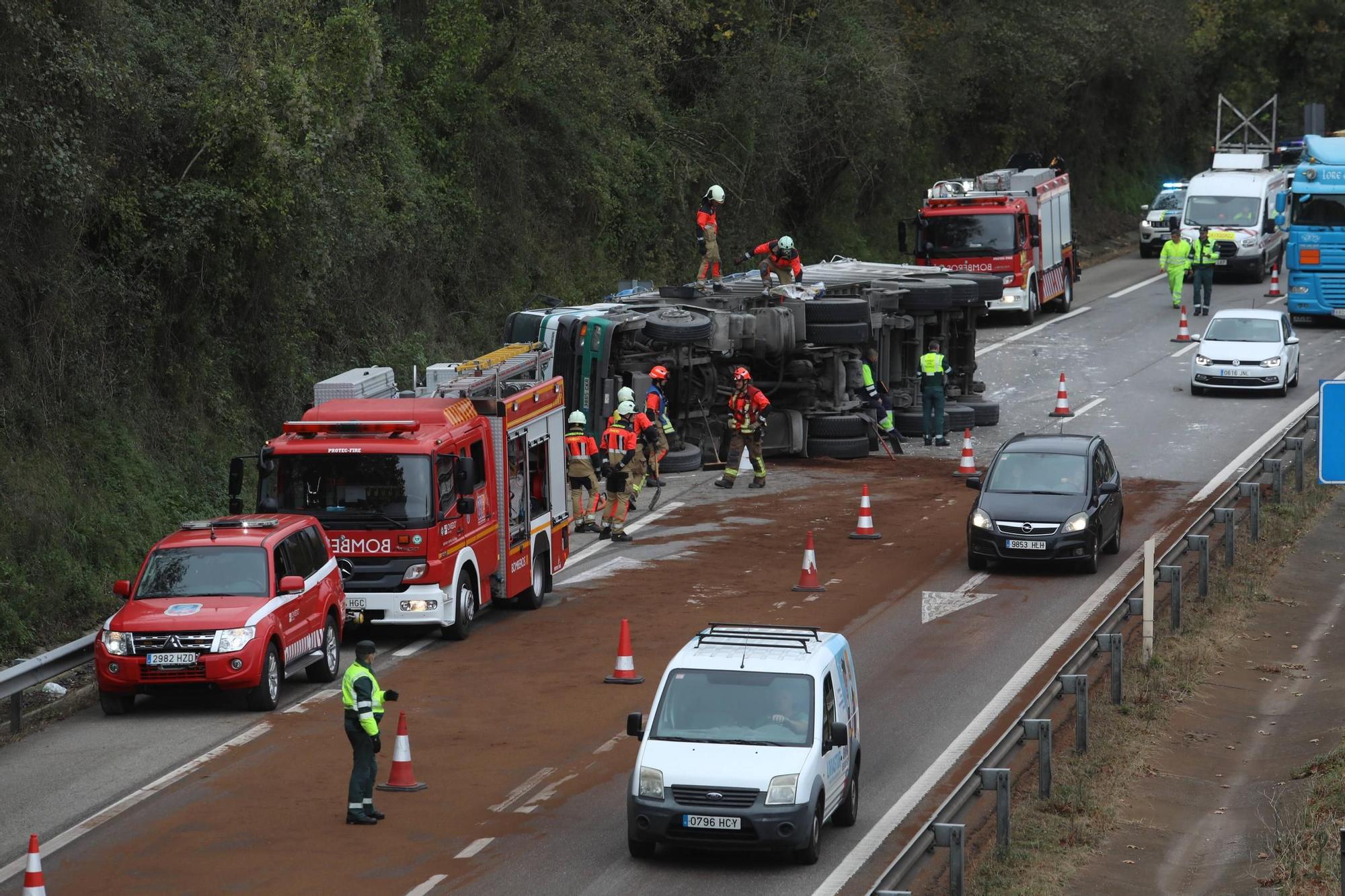 EN IMÁGENES: Un accidente entre un camión que transportaba cal y un turismo genera un atasco ...