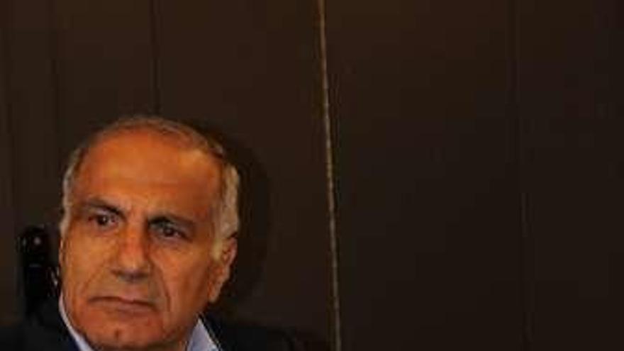 Mohamed Safa llena en Grado con su libro