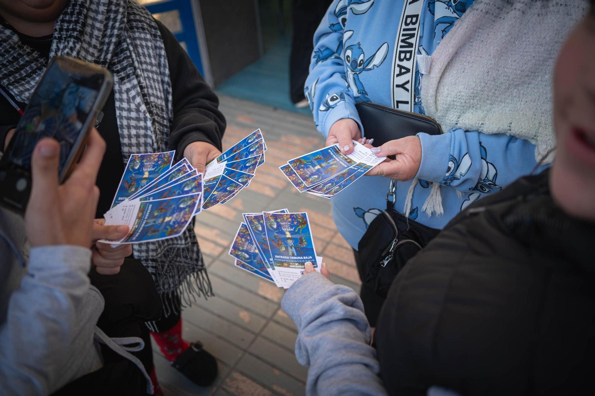 Largas colas para hacerse con una de las codiciadas entradas para ver a ...