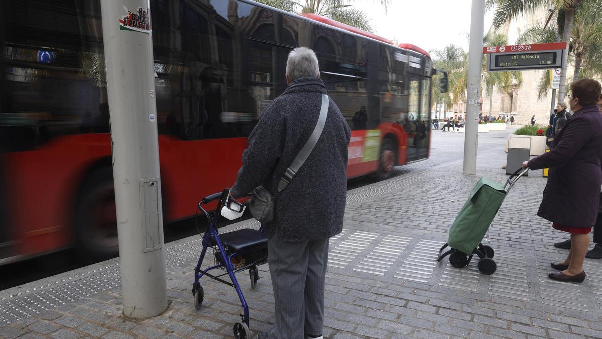 Valencia | El calvario de una vecina de València, que necesita andador ...
