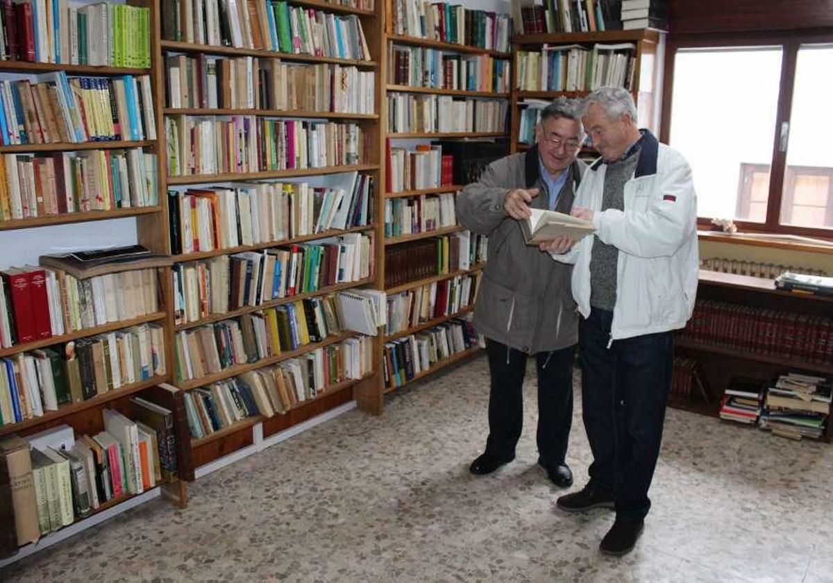 La biblioteca de Luis Legaspi encuentra acomodo en su Castropol natal