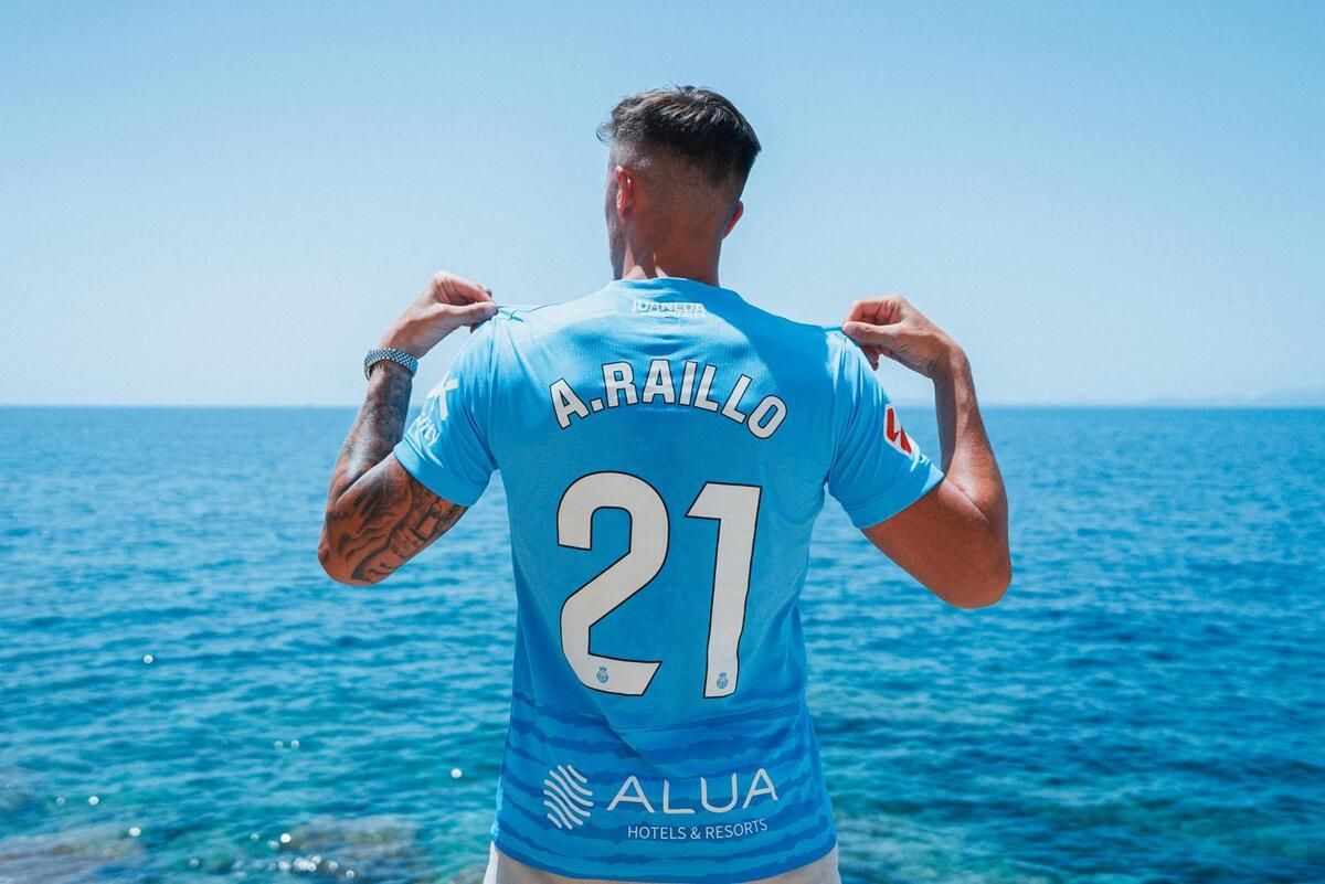 Raíllo posa con la tercera camiseta del Real Mallorca - Diario de Mallorca