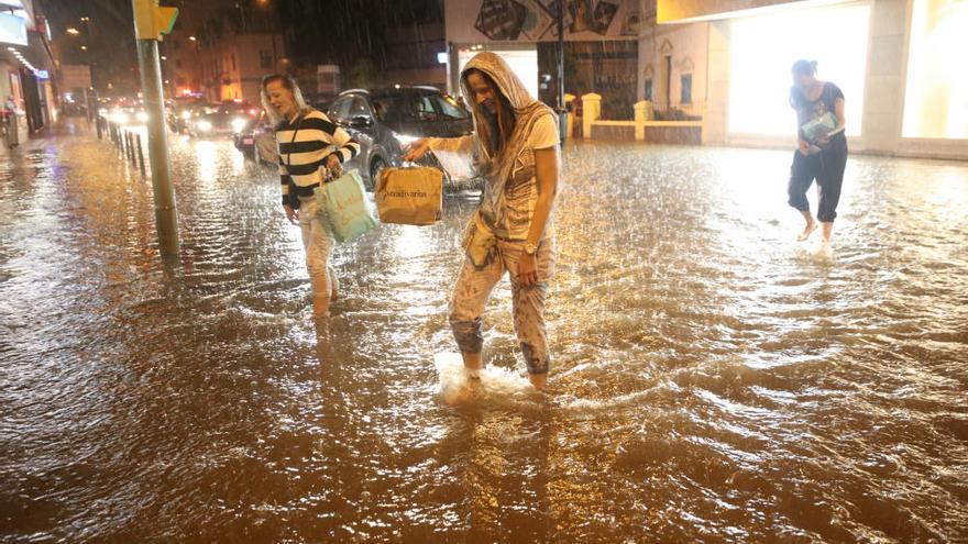 Una fuerte tormenta inunda calles y carreteras de Ibiza