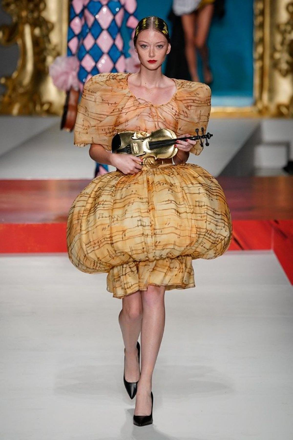 Moschino rinde homenaje a Pablo Picasso al ritmo de Rosalía - Woman