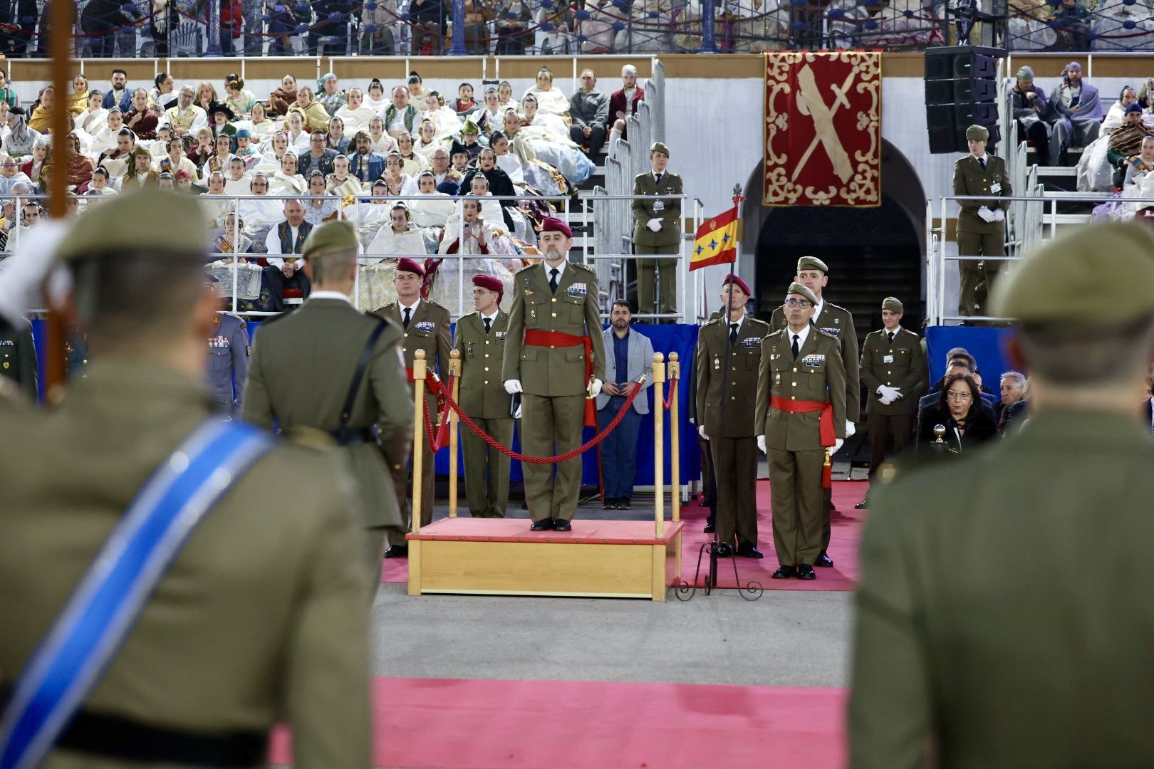 Homenaje de las Fuerzas Armadas y Guardia Civil a las Fallas de ...