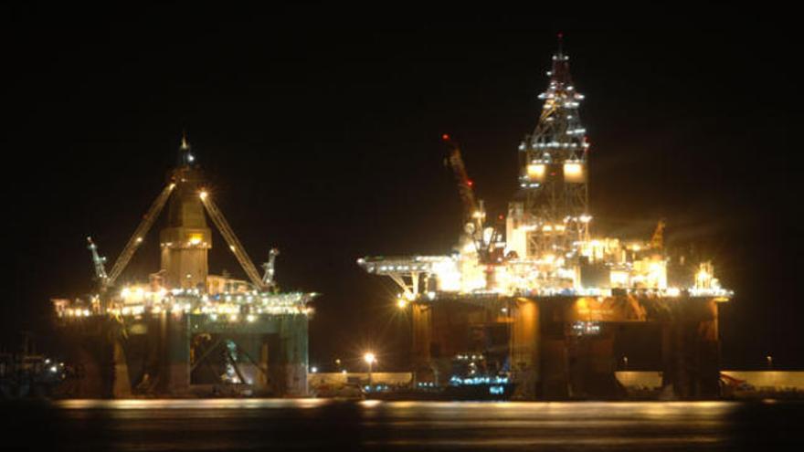 La plataforma 'West Hercules' se avitualla en La Luz