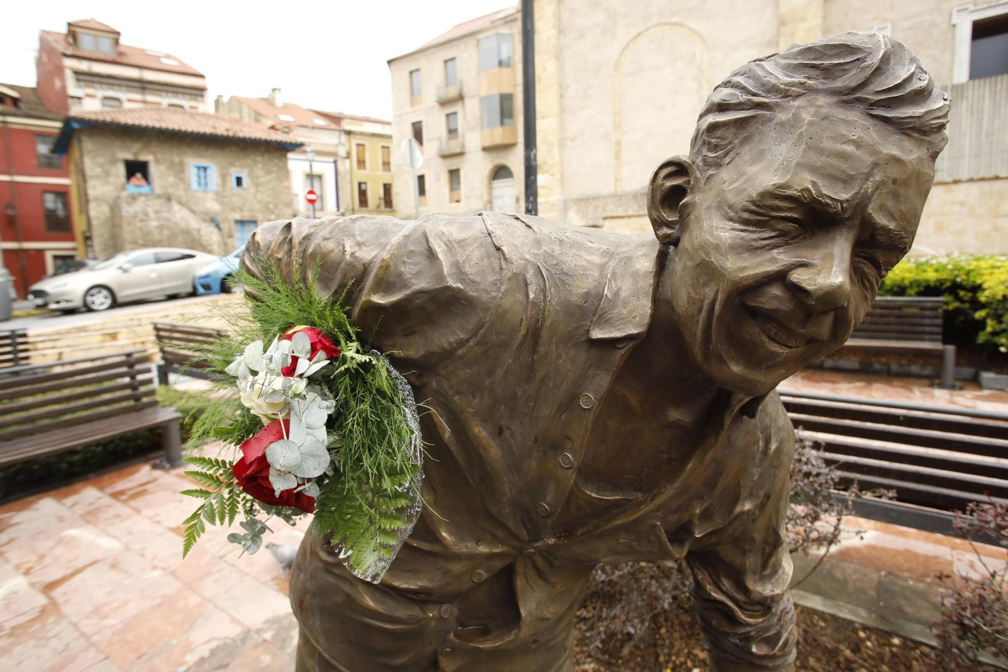 La estatua de Rambal, un reclamo para Cimadevilla Colas para abrazarles ...