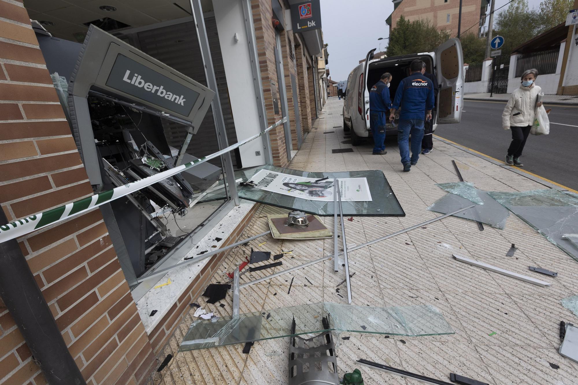 Unos ladrones revientan con explosivos un cajero automático en Oviedo