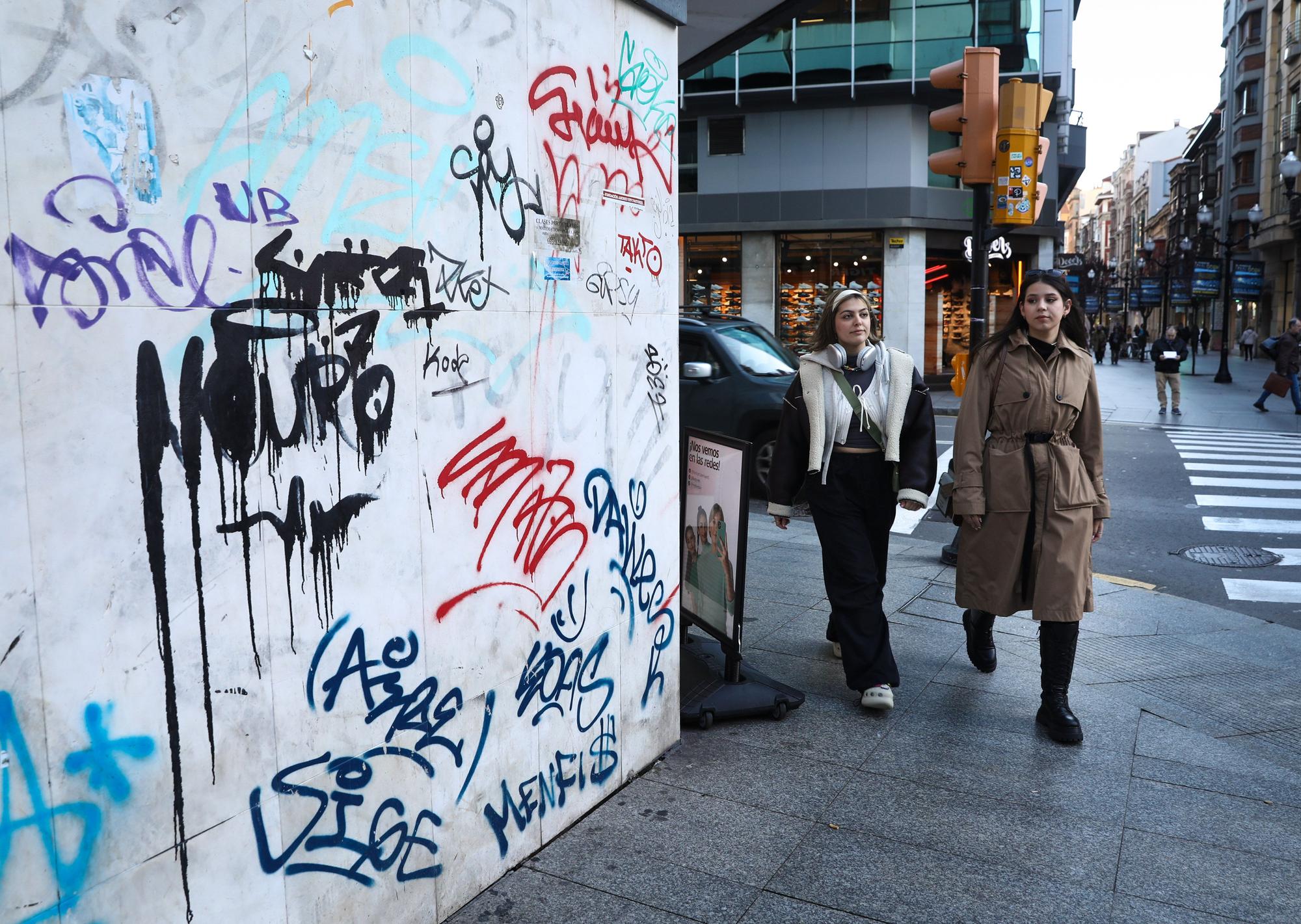En imágenes: Los grafitis invaden la calle Corrida - La Nueva España