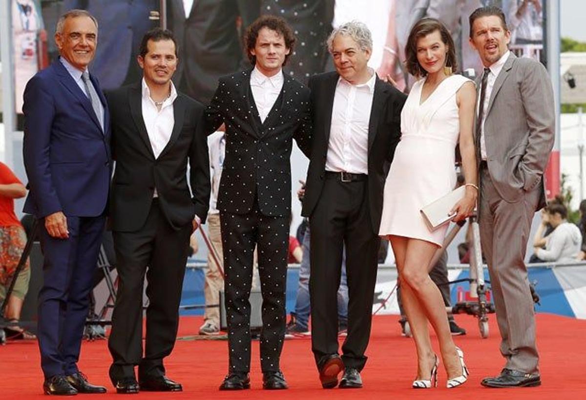 Milla Jovovich presume de tripa en la alfombra roja de Venecia - Cuore