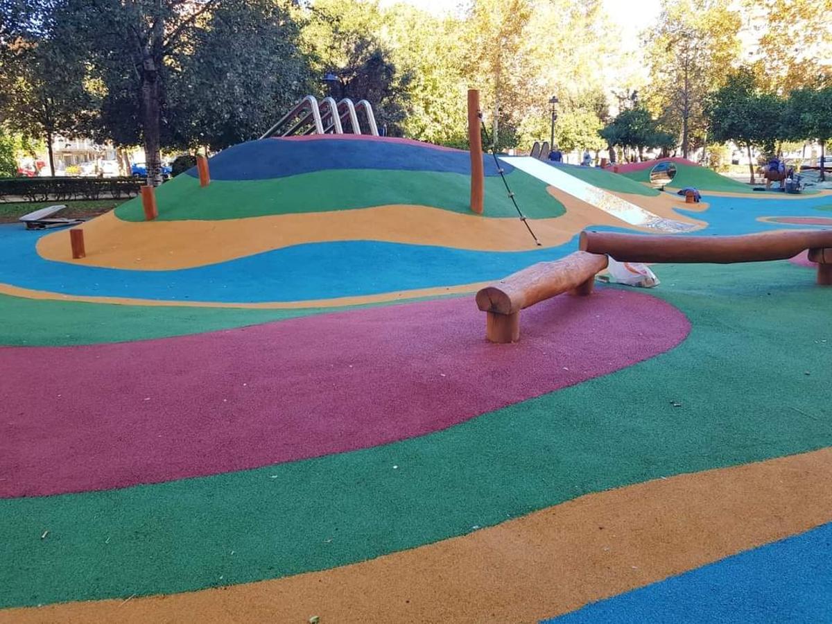 La diversión de deslizarse: Dénia abre su parque de toboganes