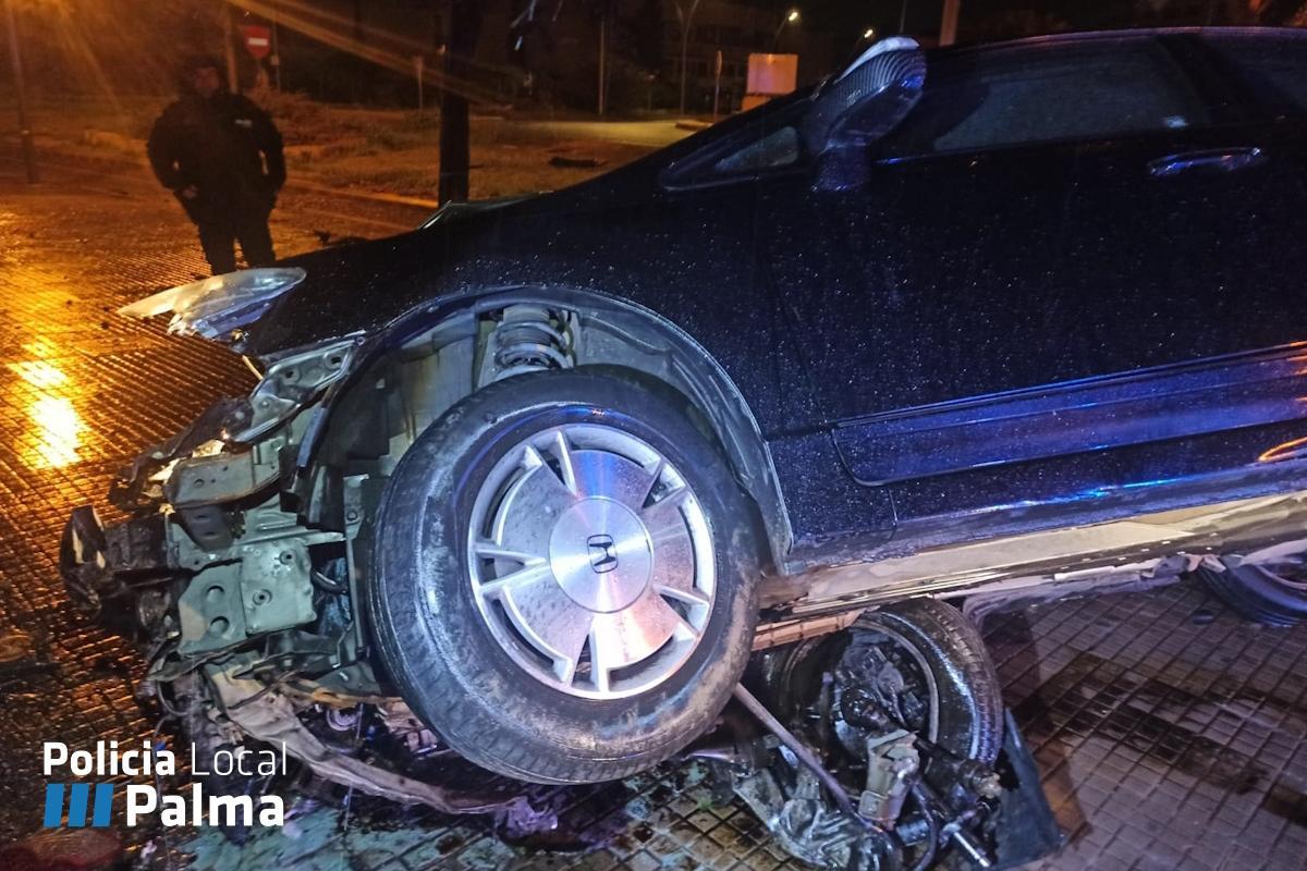 Accidentes en Mallorca | Un conductor ebrio destroza su coche al chocar ...