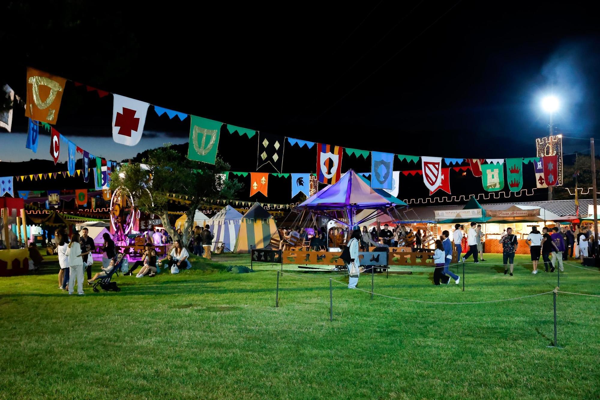 Noche de colores sobre el escenario medieval de Llanera en la fiesta ...