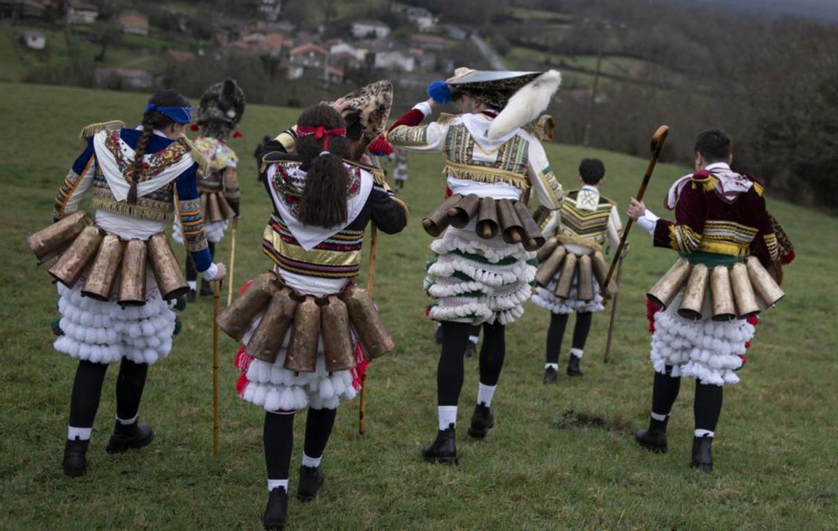 Felos, cigarróns, fulións: El Entroido explosiona y planta cara a la lluvia