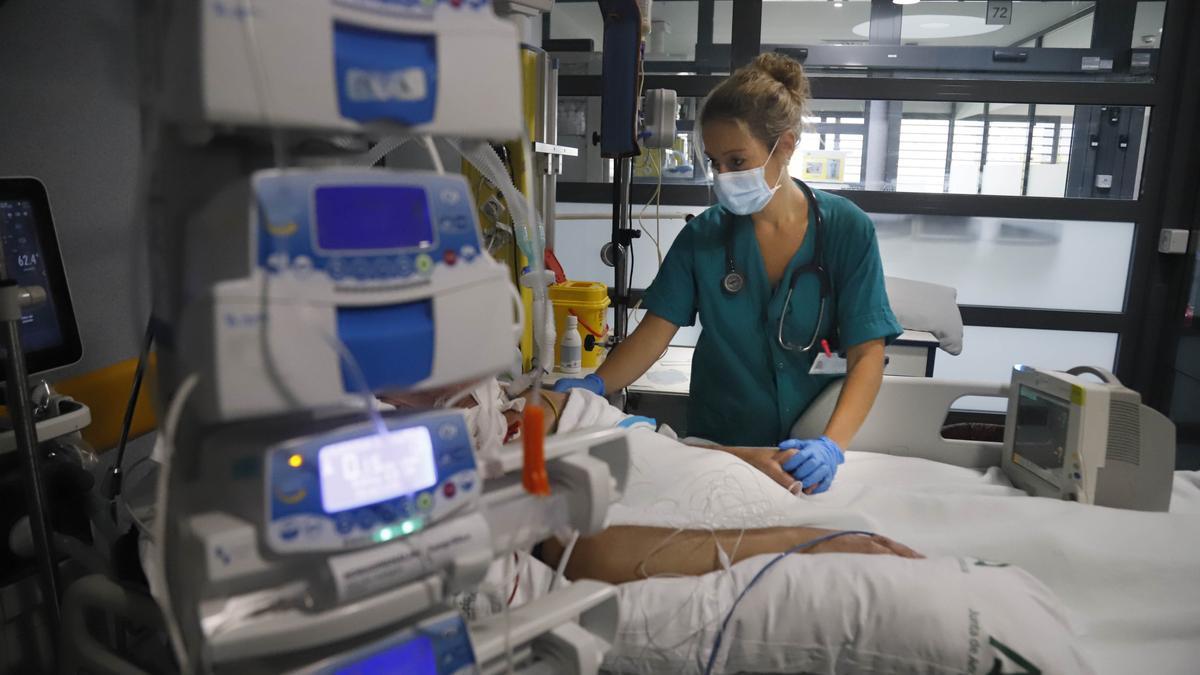La UCI del Hospital Reina Sofía, un servicio que salva vidas - Diario ...
