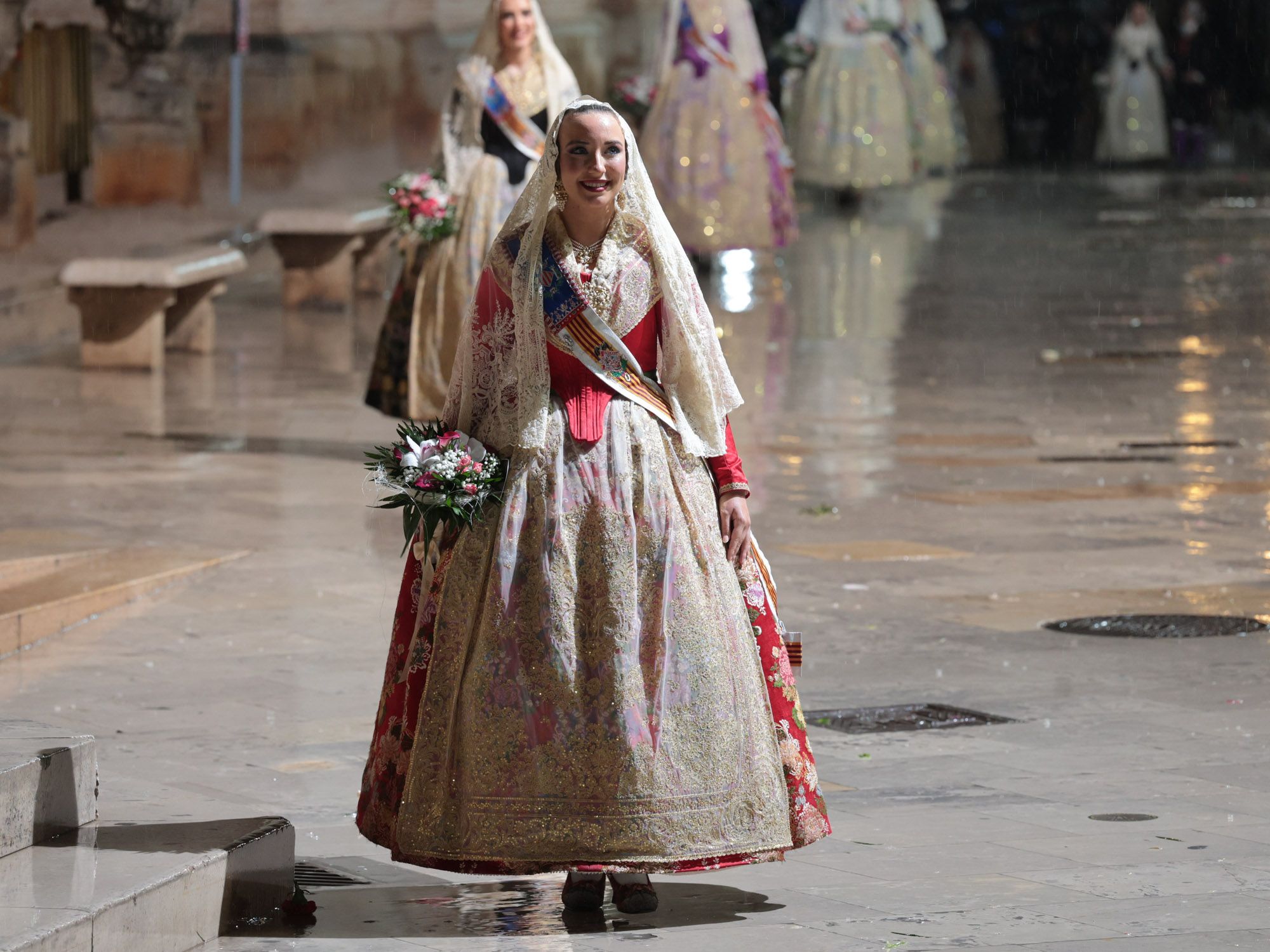 La Fallera Mayor de València, Berta Peiró, cierra la Ofrenda a la ...