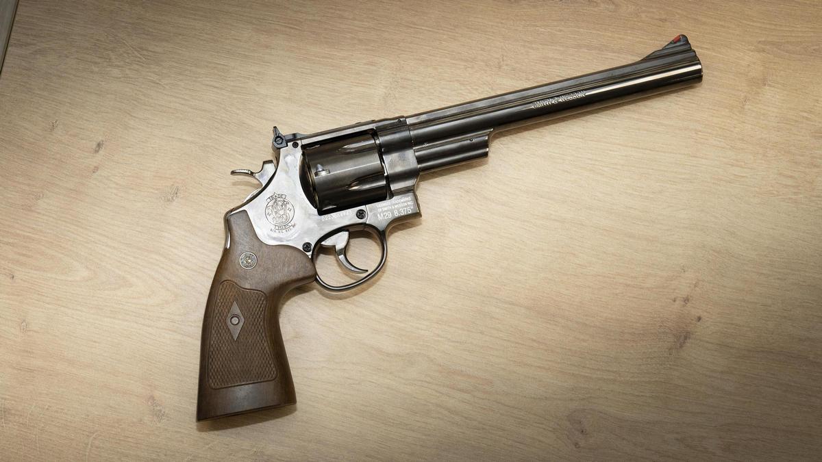 Abre una macrotienda en Barcelona con más de 400 armas