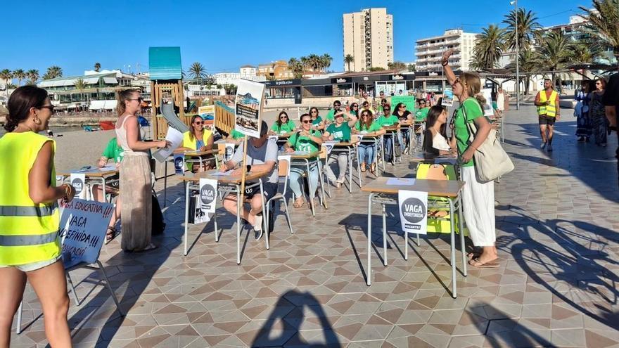 Xàbia saca el aula al paseo: protesta educativa en la playa del Arenal ...