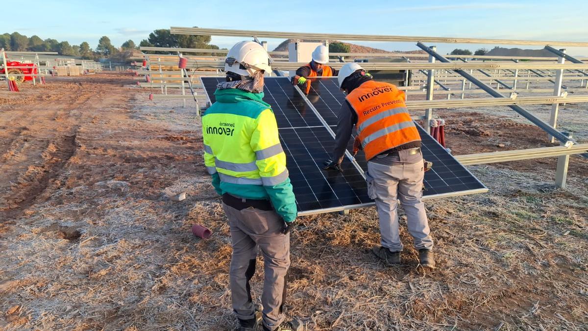 Construeixen un camp solar de prop de 7 hectàrees en un solar a tocar ...