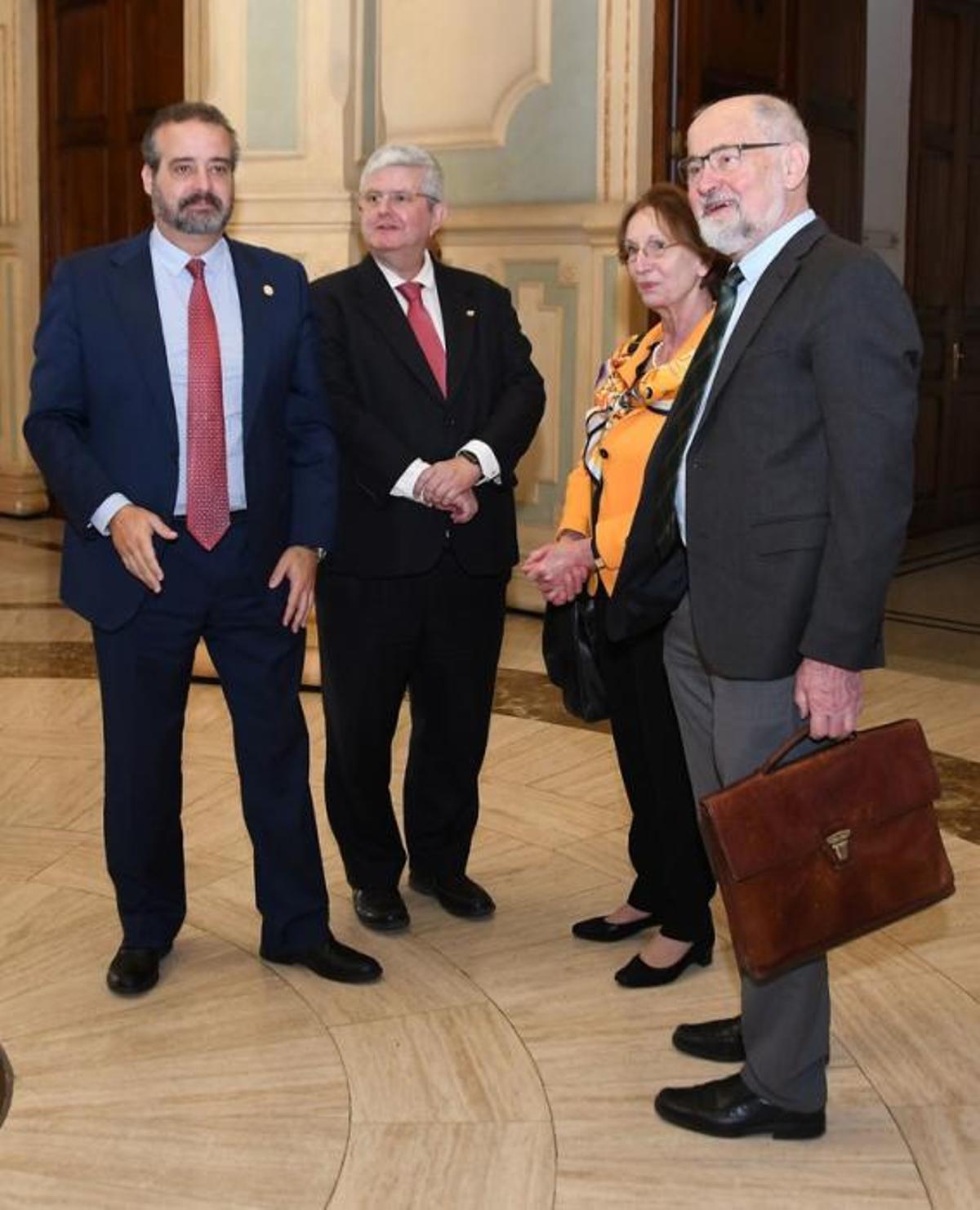 Erwin Neher y Eva María Neher, en el Campus Nobel Veterinaria