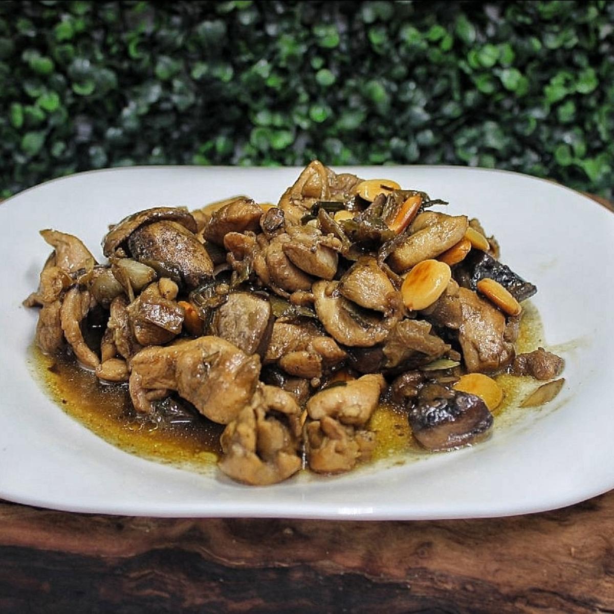 RECETAS DAVID GIBELLO | Un pollo con almendras y champiñones para ...