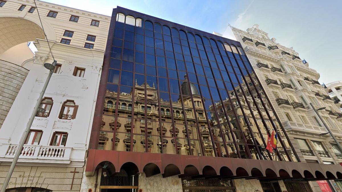 Una cuenta de twitter descubre la existencia de una vieja fachada Art Decó oculta en un edificio ...