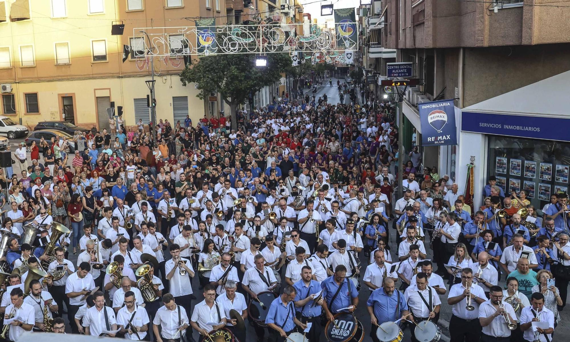 La entrada de bandas da comienzo a los Moros y Cristianos de San Blas