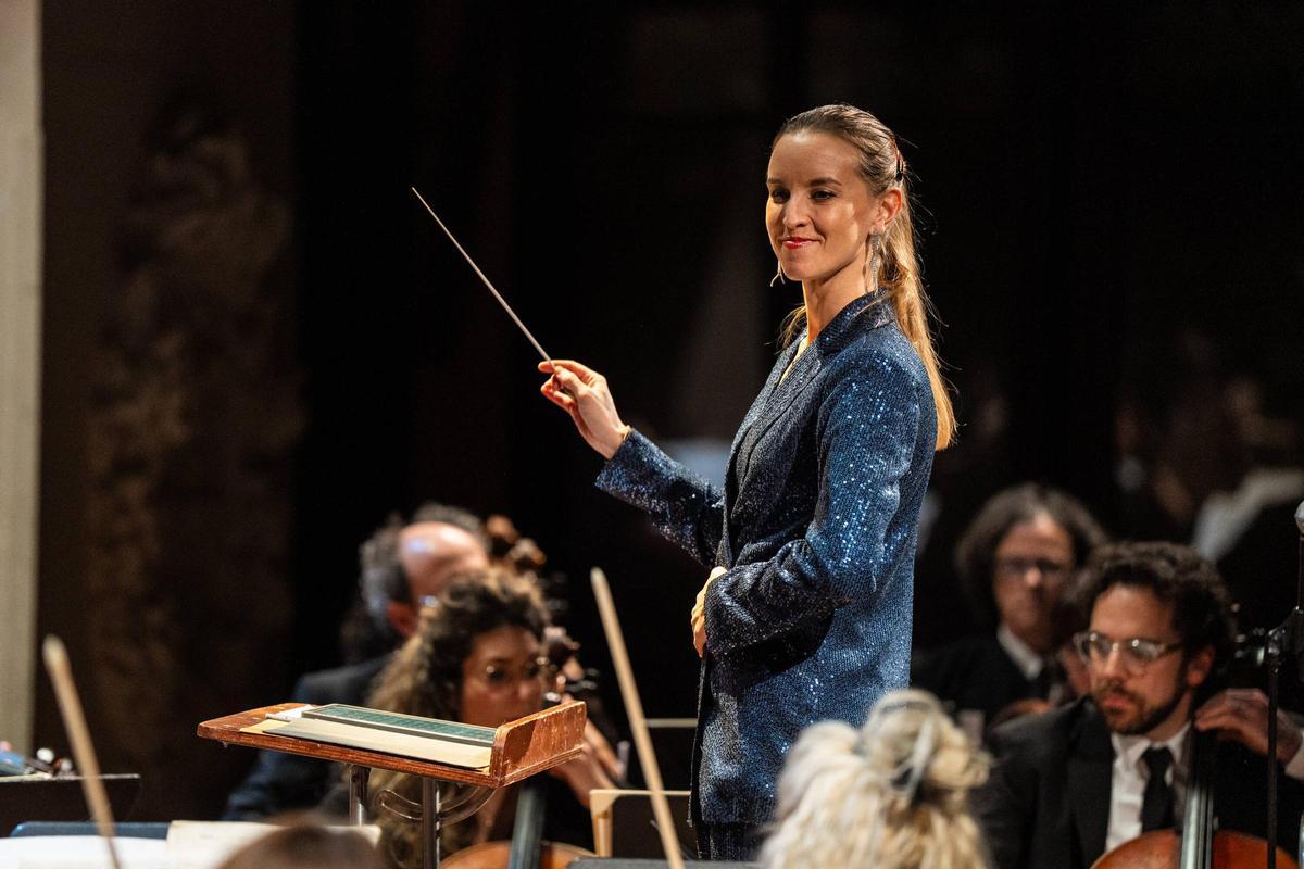 Isabel Rubio dirige el tradicional Concierto de Año Nuevo en el Palau ...