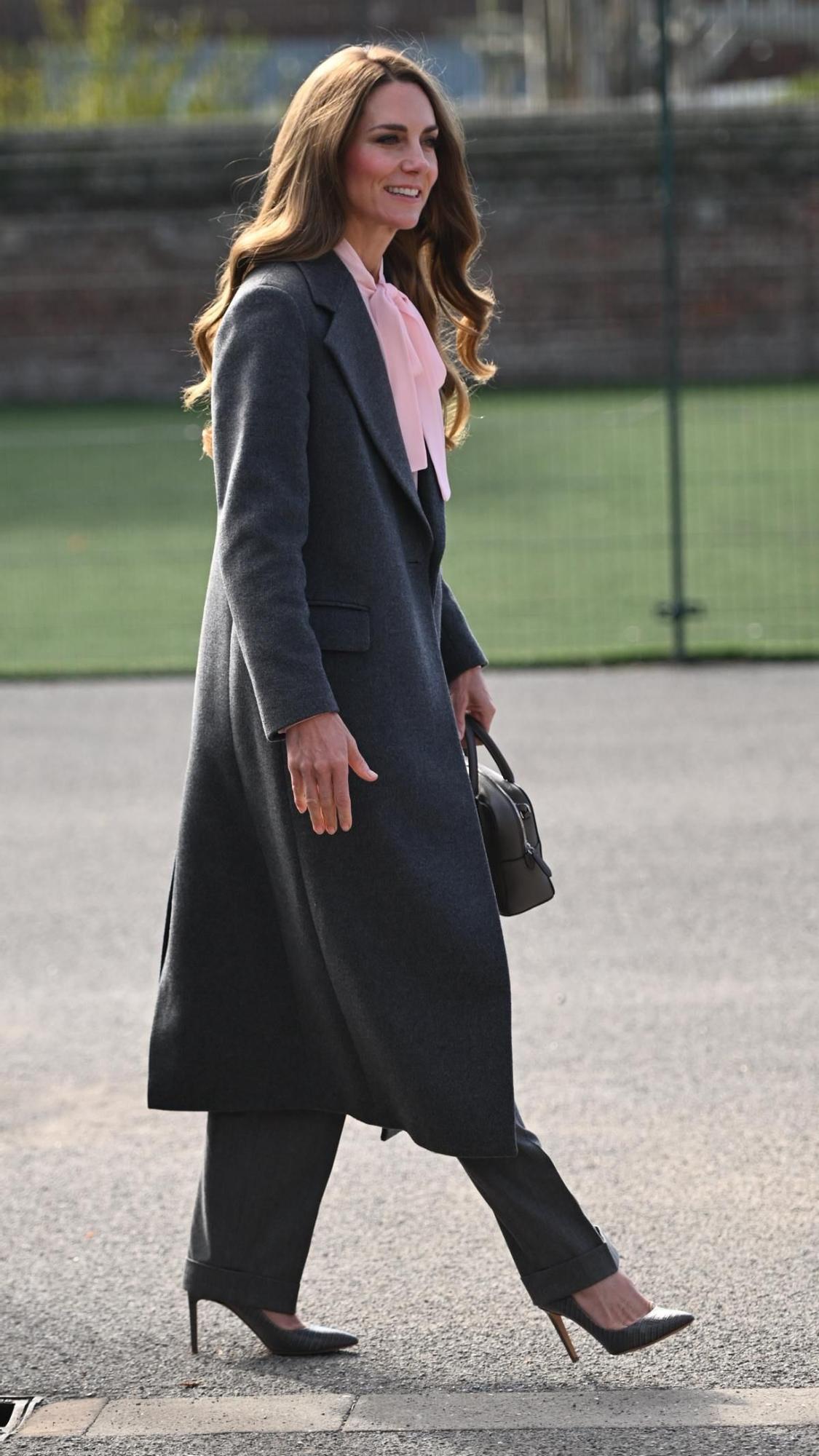 KATE MIDDLETON | Nos enseña cómo llevar la blusa con lazo con un ...