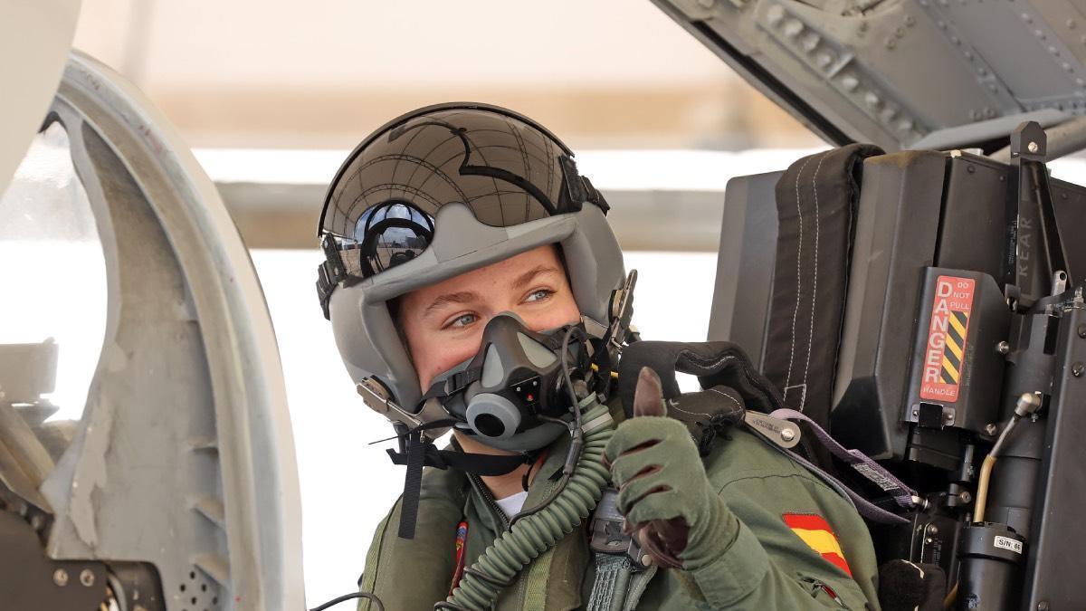 La princesa Leonor en el aire a los mandos de un F5: su primer vuelo en ...