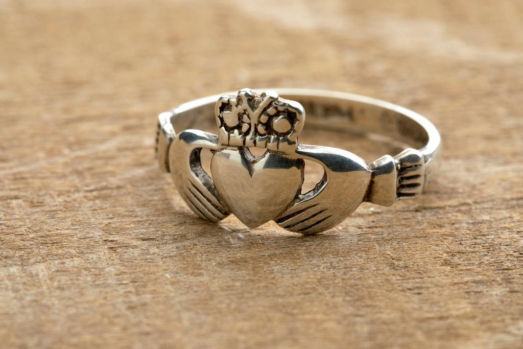 ¿Por qué todos quieren el anillo de Claddagh, símbolo irlandés del amor ...