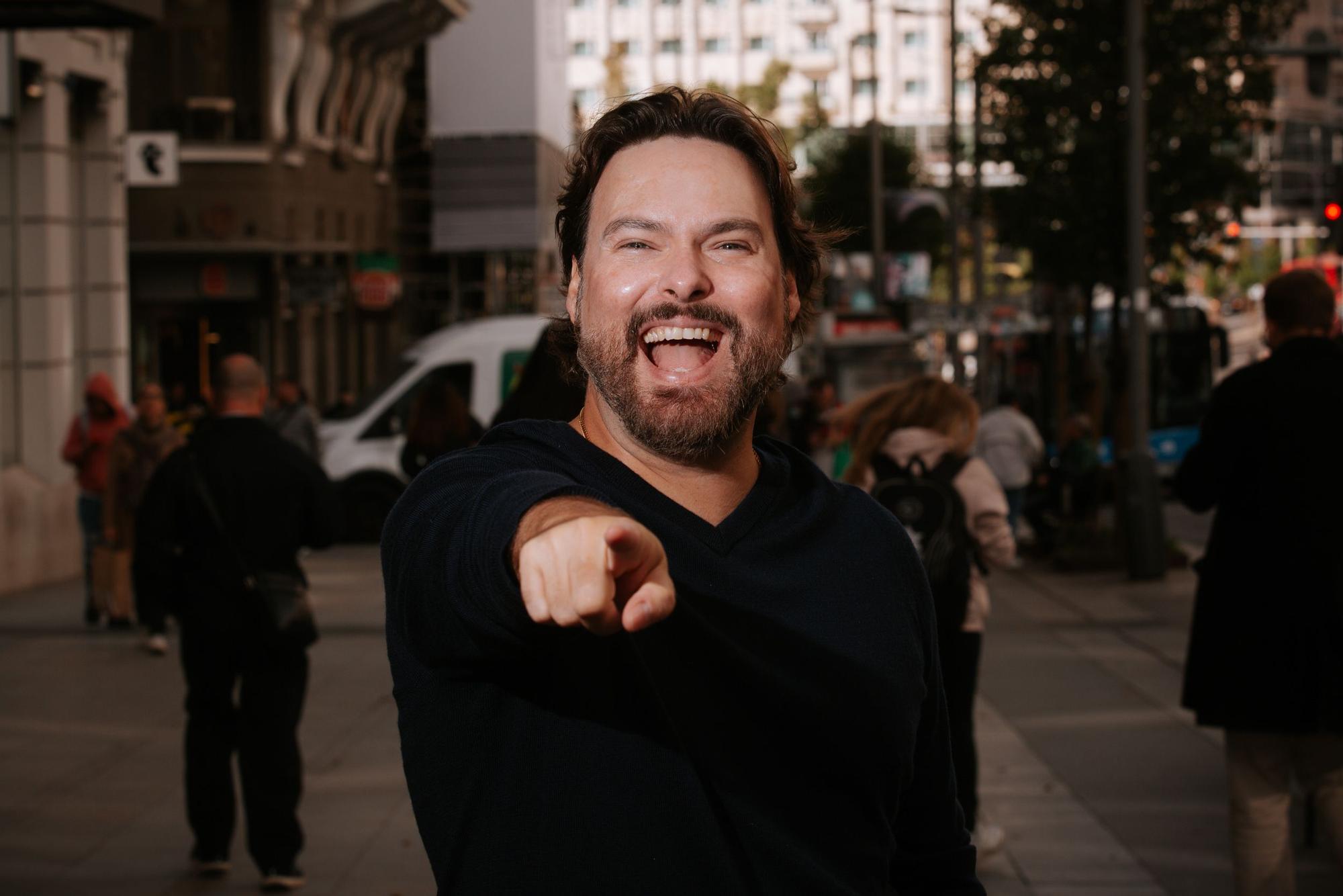 George Harris, el humorista que hace reír a quienes lloran su tierra ...