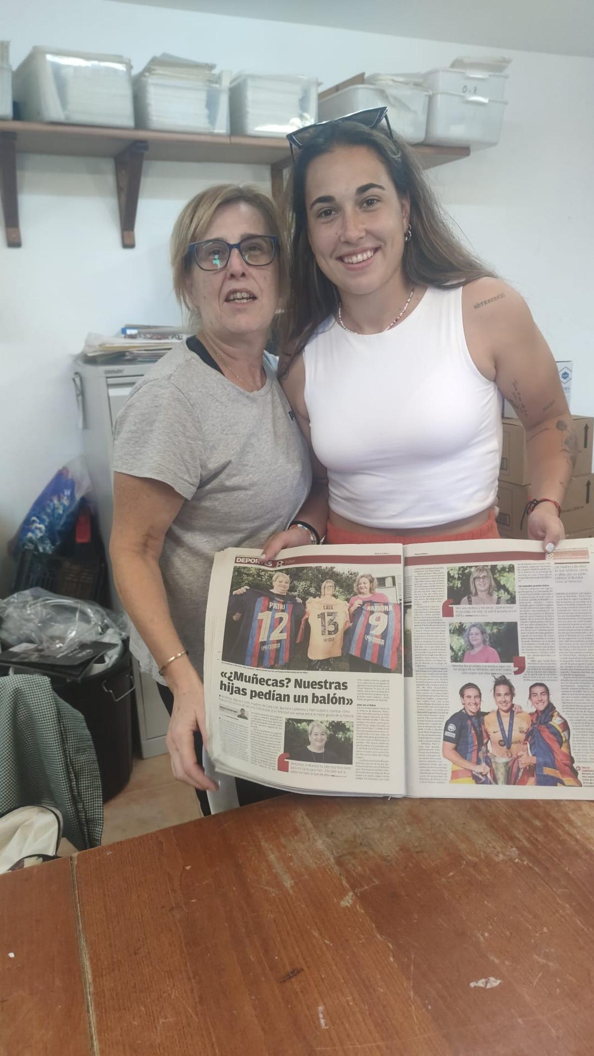 Cata Coll lee con su madre el reportaje de Diario de Mallorca