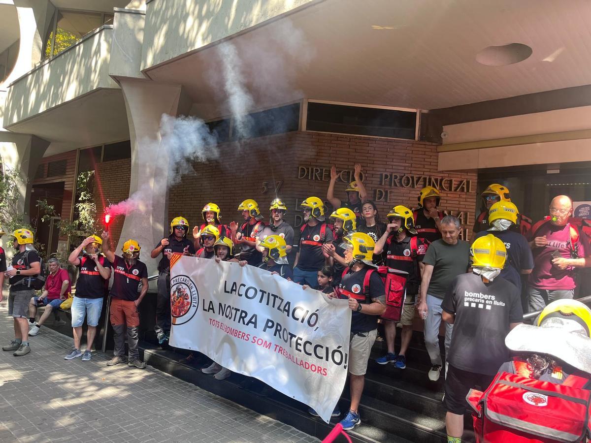 Els bombers voluntaris es manifesten per reclamar drets laborals i ...