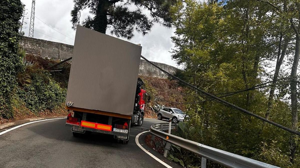Un camión se enreda en un cableado y obliga a cortar la vía de ...