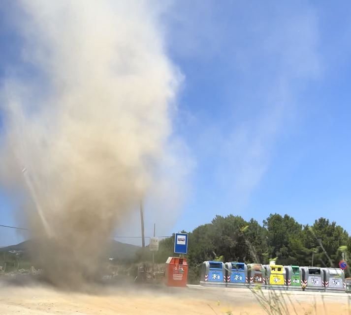 METEOROLOGÍA EN IBIZA: Una fuerte racha de viento provoca un pequeño torbellino en Can Curuné ...