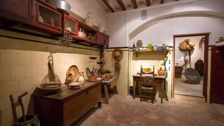 Una vivienda en el corazón de Bullas con 57 tinajas como tesoro