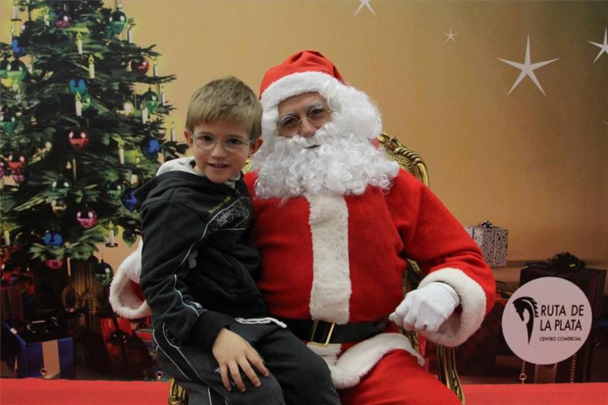 Papá Noel triunfa en el centro comercial Ruta de la Plata de Cáceres