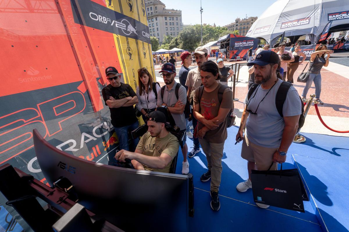 Una multitud se acerca a la Fan Zone de F1 Plaza Catalunya