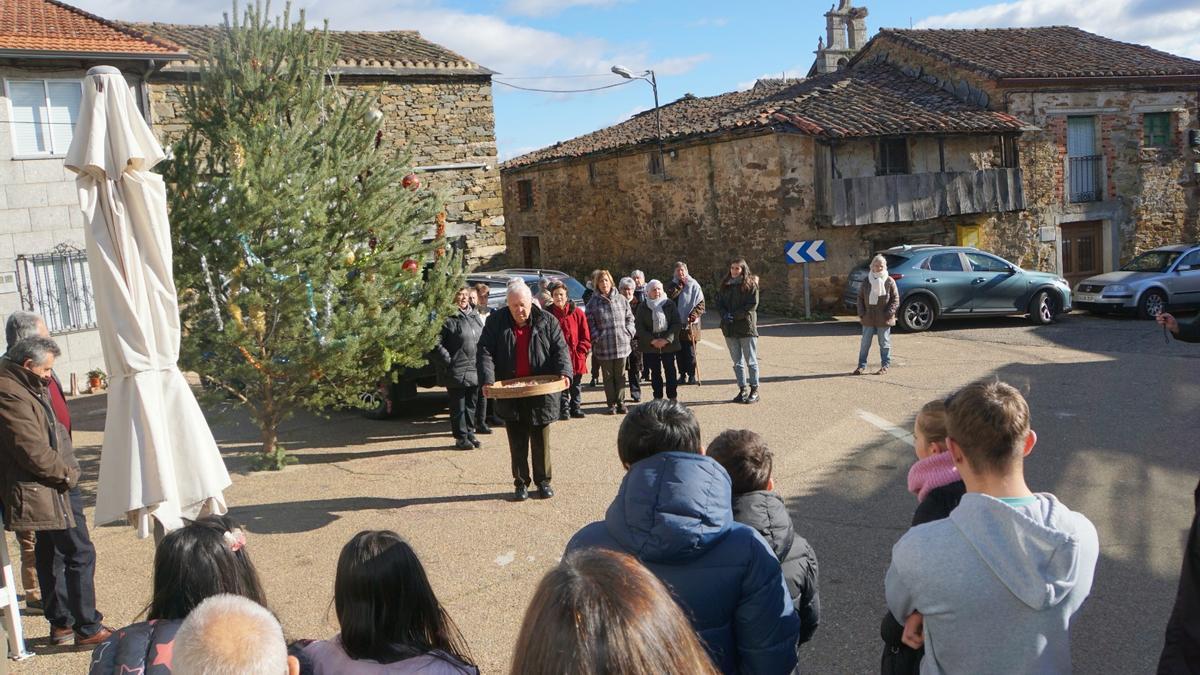 NAVIDAD ALISTE | Mahíde le "canta los Reyes” al cura don Marcelino ...
