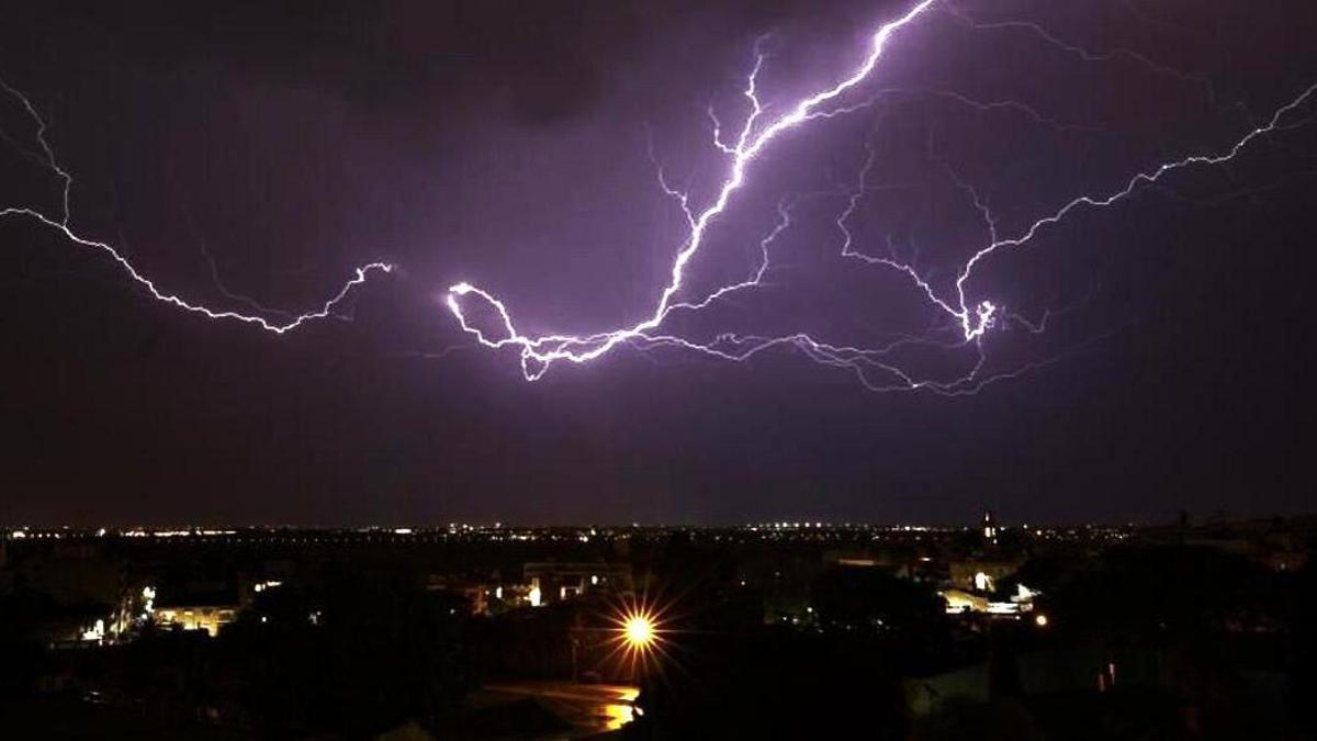 EL TIEMPO EN VALENCIA | Rayos, tormentas y calor sofocante: la Aemet ...