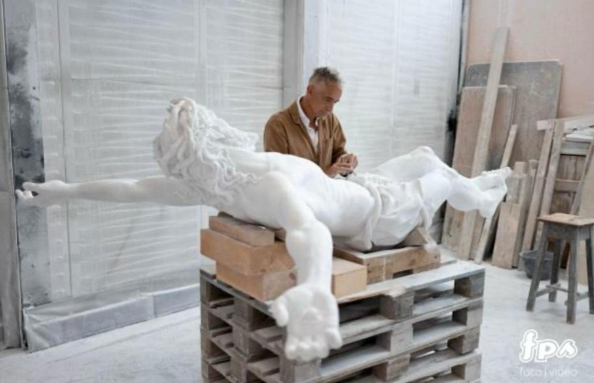 El escultor cordobés Marco Augusto Dueñas talla para Líbano el Cristo ...