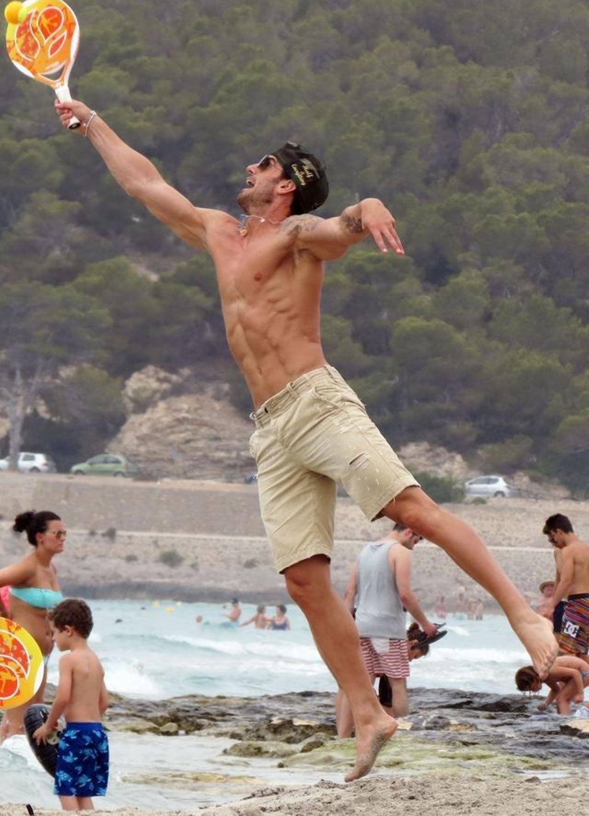 Aitor Ocio luce cuerpazo en la playa - Cuore