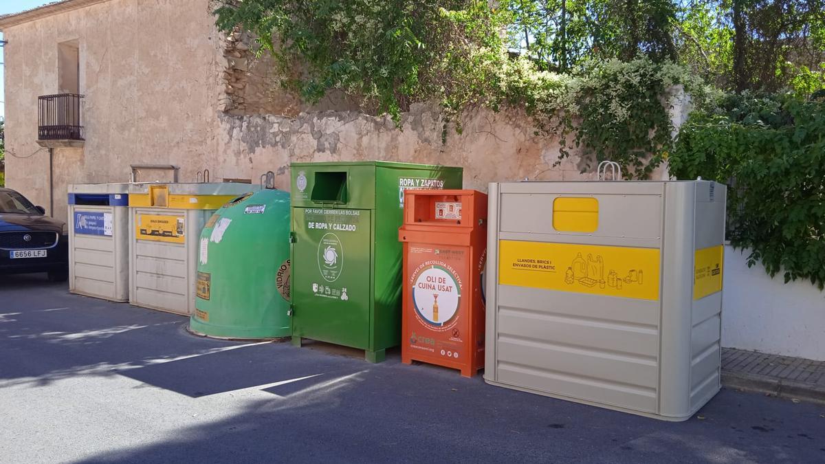 Monóvar instala nuevos contenedores para envases