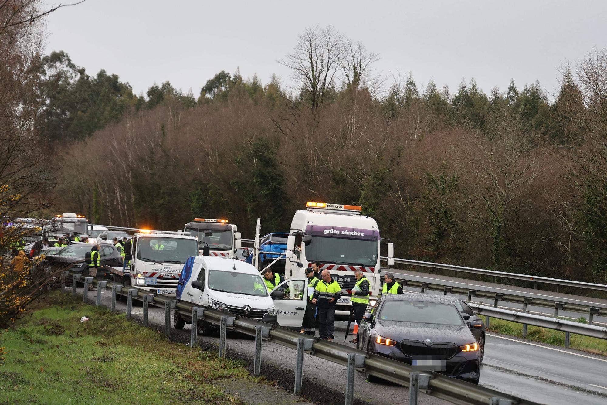 Un accidente múltiple obliga a cortar la AP-9 en sentido Santiago