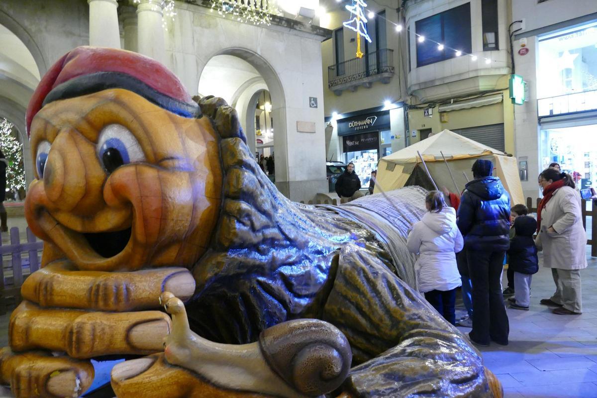La mainada de Figueres fa cagar el gran Tió tot i les baixes temperatures