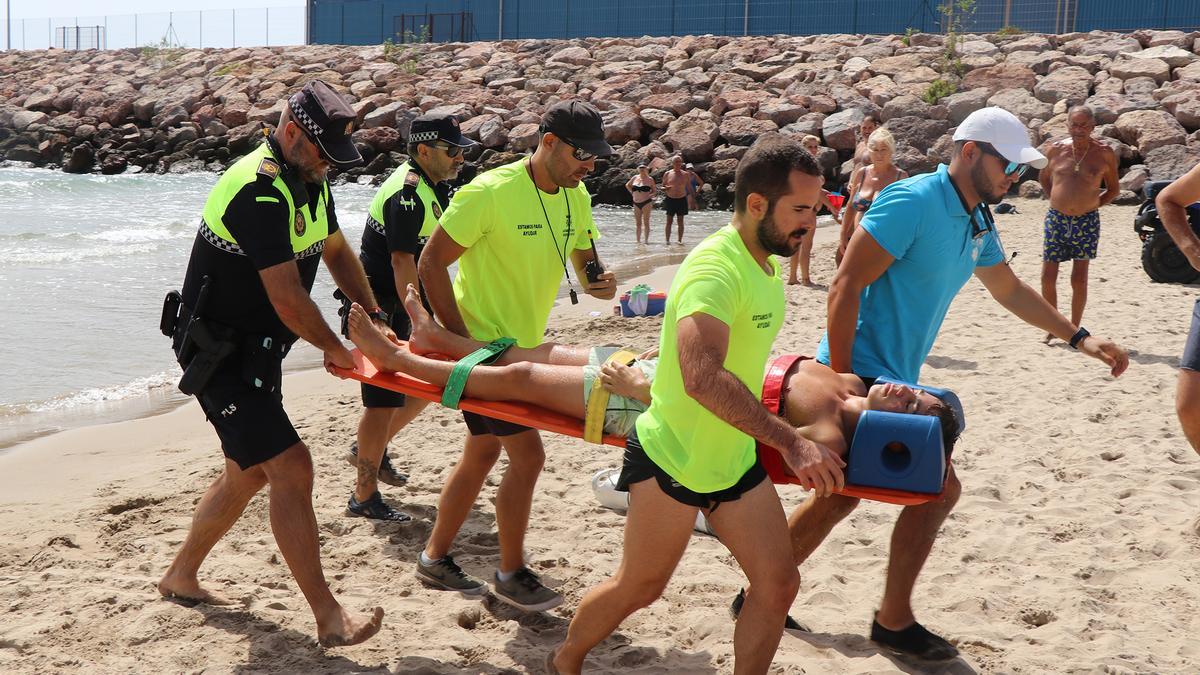 Los socorristas de la playa del Port ejecutan un exitoso simulacro